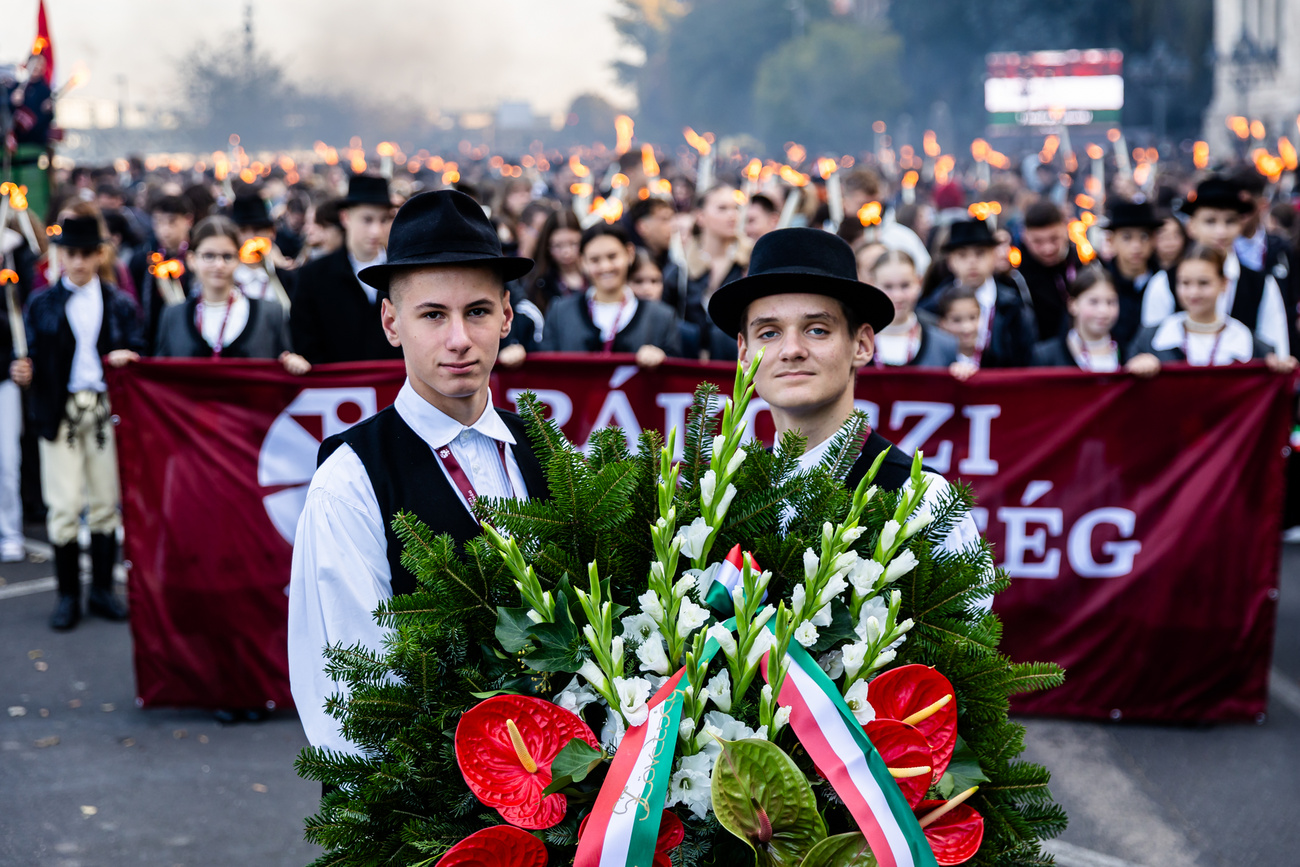 Index – Korhű ruhák és járművek – így vonultak az 1956-os forradalom emlékére Budapesten – Galéria