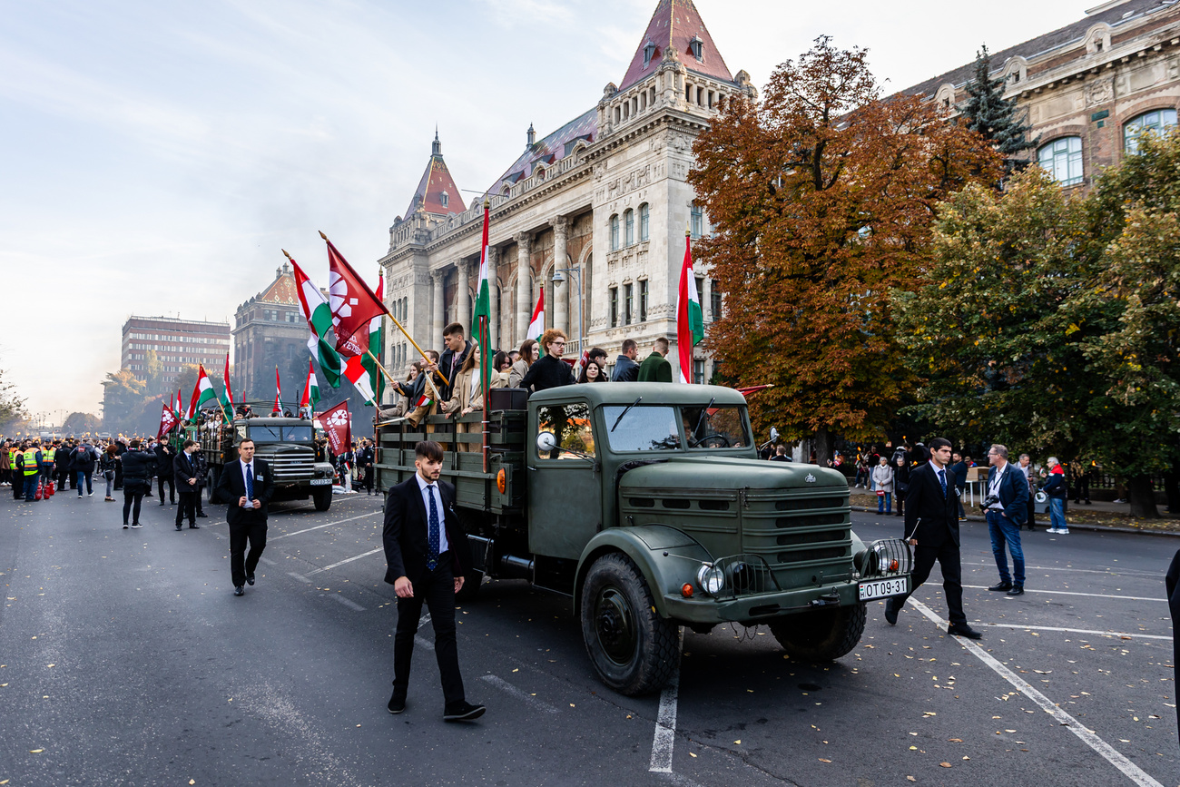 Index – Korhű ruhák és járművek – így vonultak az 1956-os forradalom emlékére Budapesten – Galéria