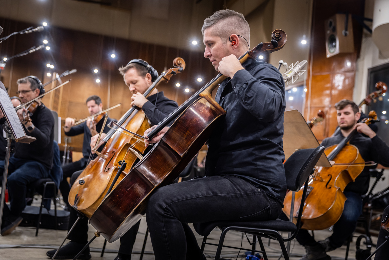 Index – Magyar csellista szólaltatta meg a virtuóz Wednesdayt – Galéria