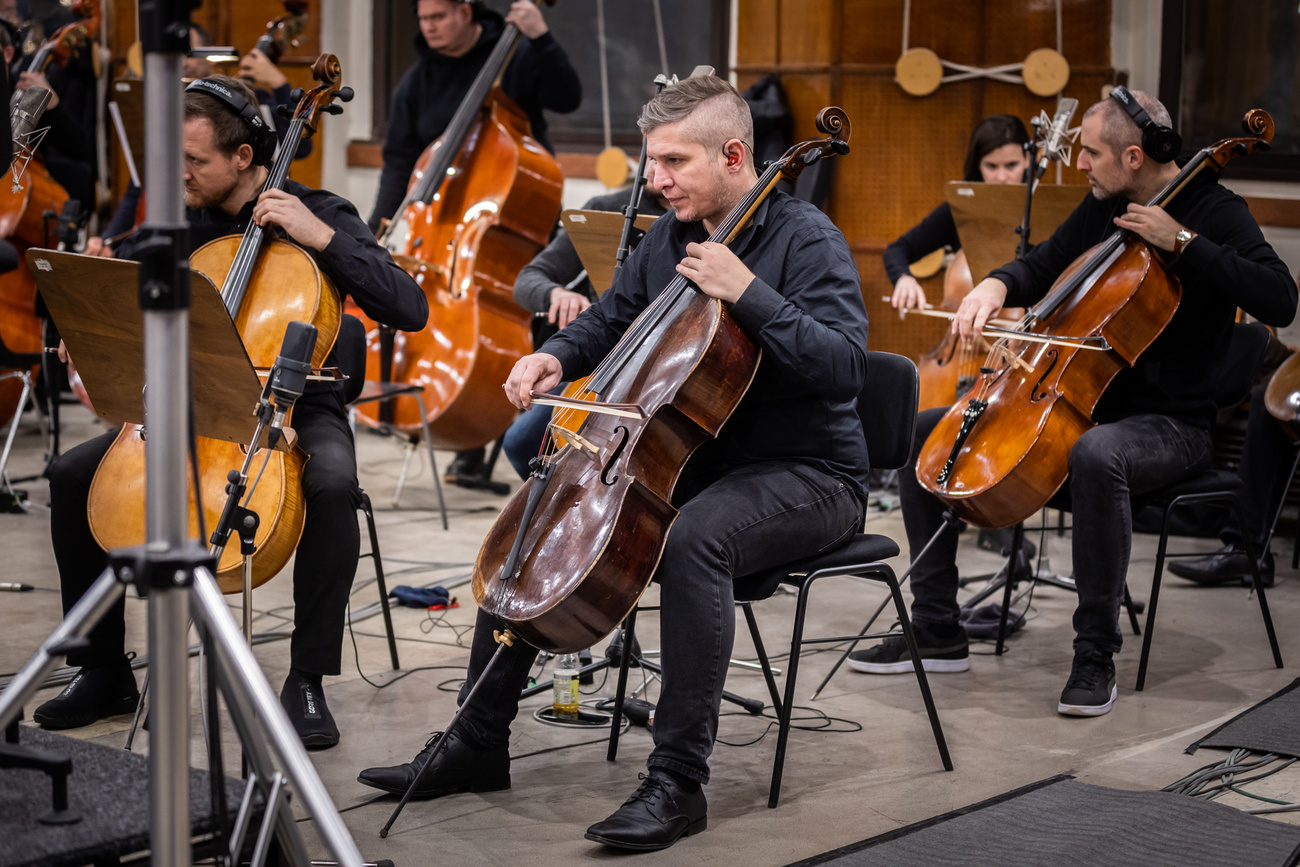 Index – Magyar csellista szólaltatta meg a virtuóz Wednesdayt – Galéria