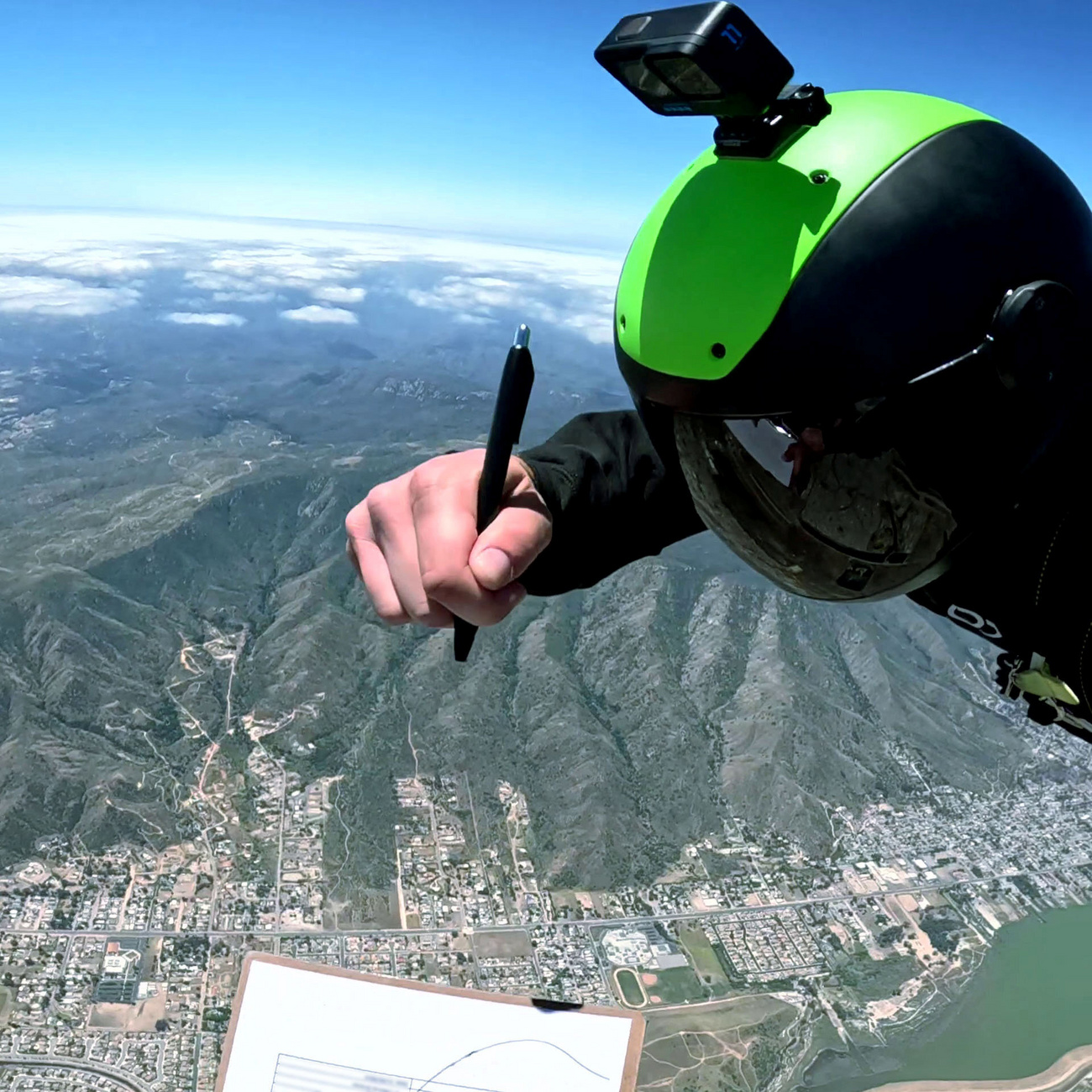 Index – Chris Serrano, ahogy szabadesés közben írja alá ...