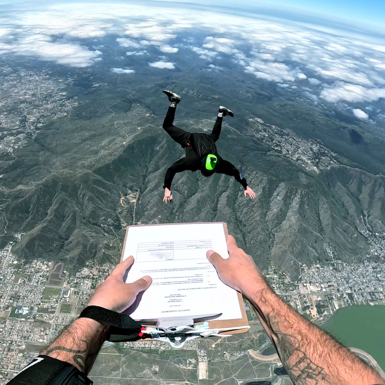 Index – Chris Serrano, ahogy szabadesés közben írja alá ...