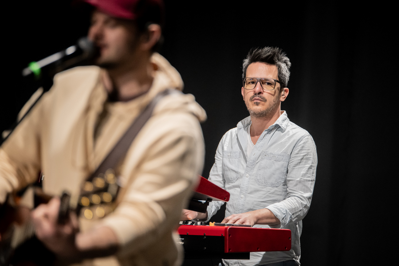 Index – Az arénát is beveszi a zenekar, amelynek még a próbáin is ...